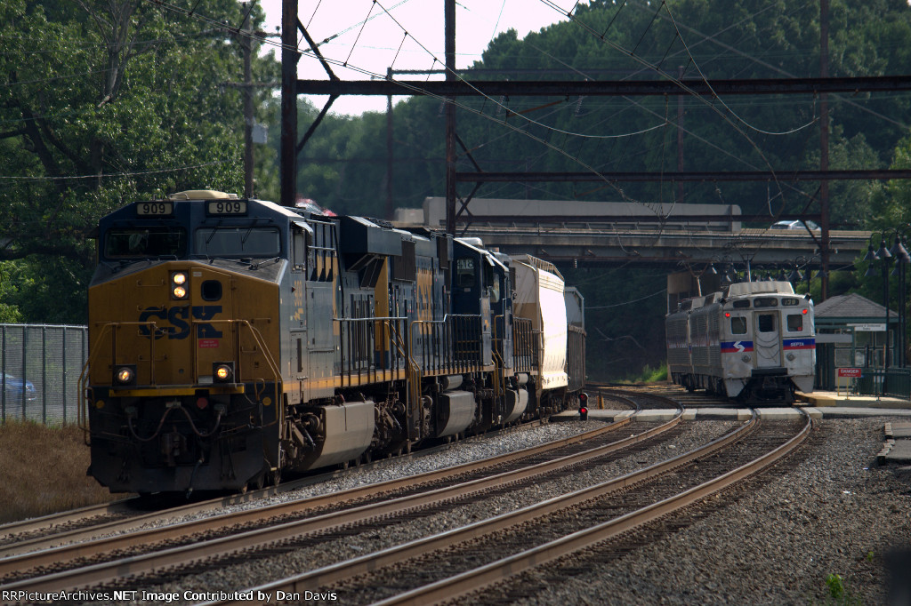 CSX ES44AH 909 leads Q300-22